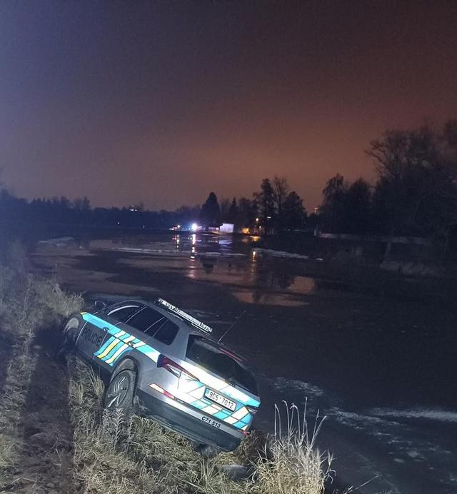 Na policejní služebnu přinesl člověk historickou zbraň. V Česku ...