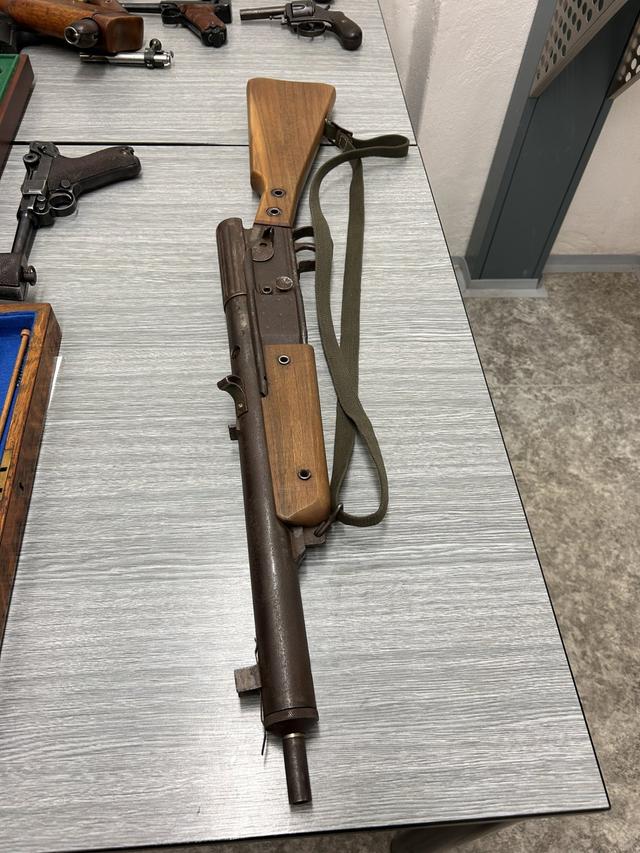 Na policejní služebnu přinesl člověk historickou zbraň. V Česku ...